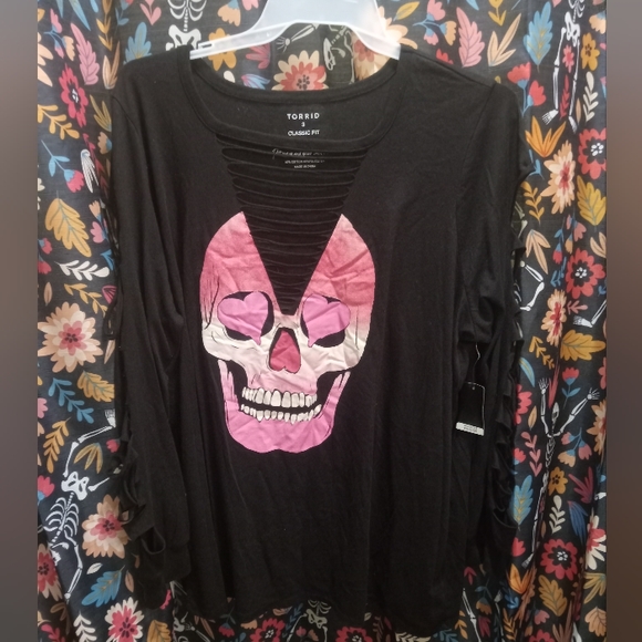 torrid | Tops | Nwt Torrid Black Long Sleeve Skull Slasher Tee Torrid ...